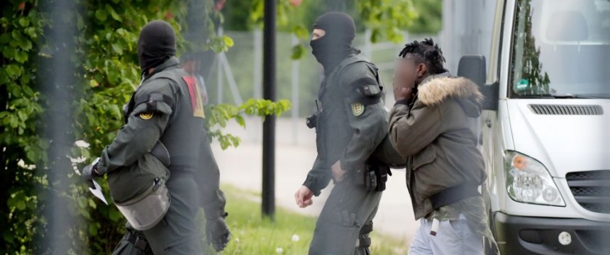 Abschiebung verhindert: Polizei stürmt Asylunterkunft – JUNGE FREIHEIT