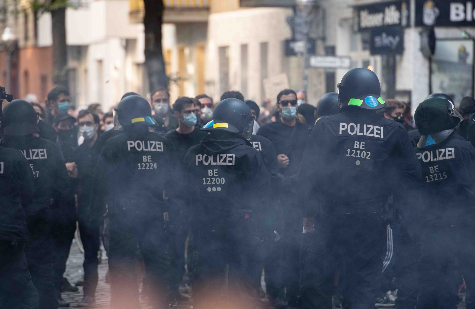 Linksradikale Proteste gegen Räumung: Polizist schwer verletzt