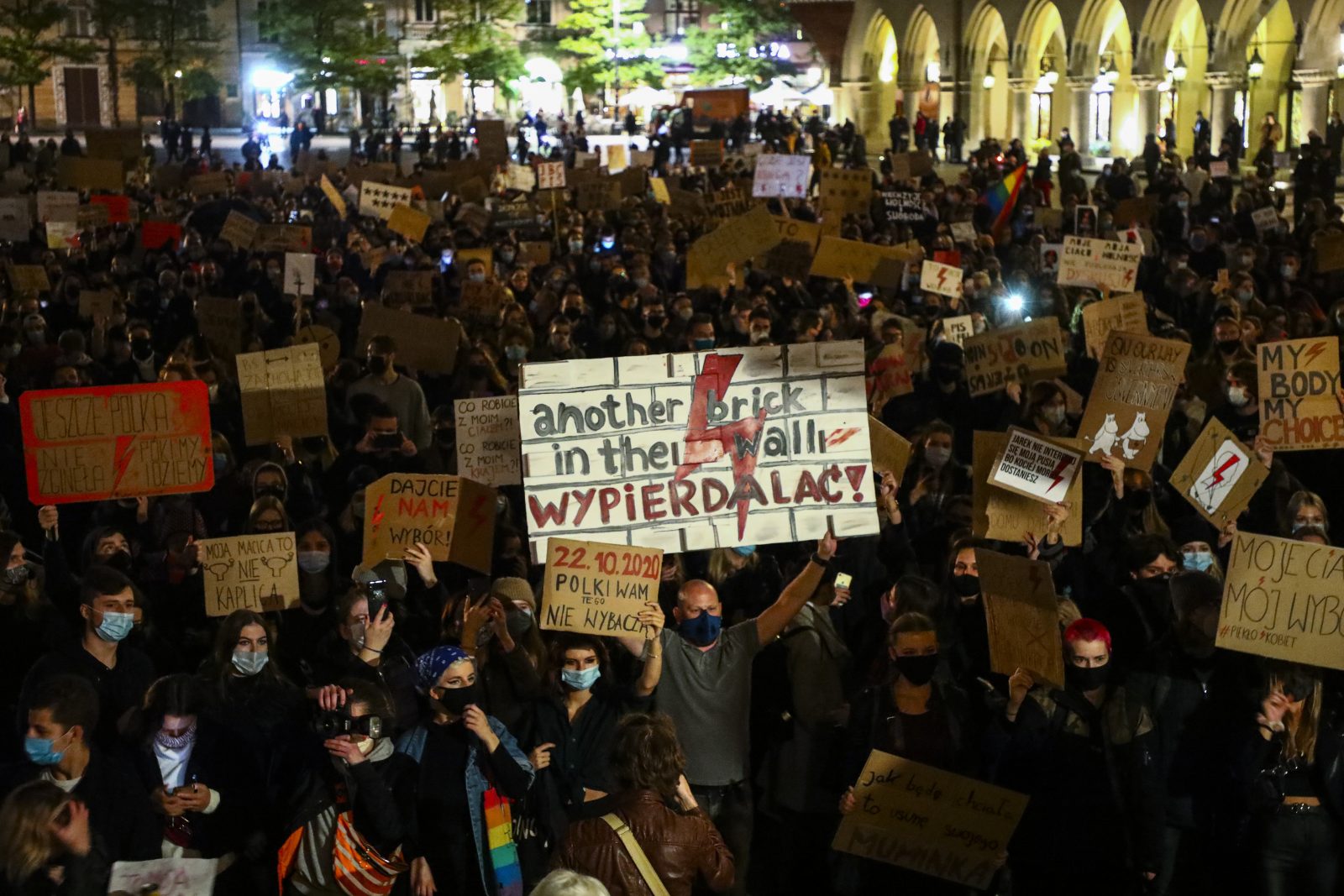 Nach Verfassungsgerichtsurteil: Feministen protestieren in Polen für ...
