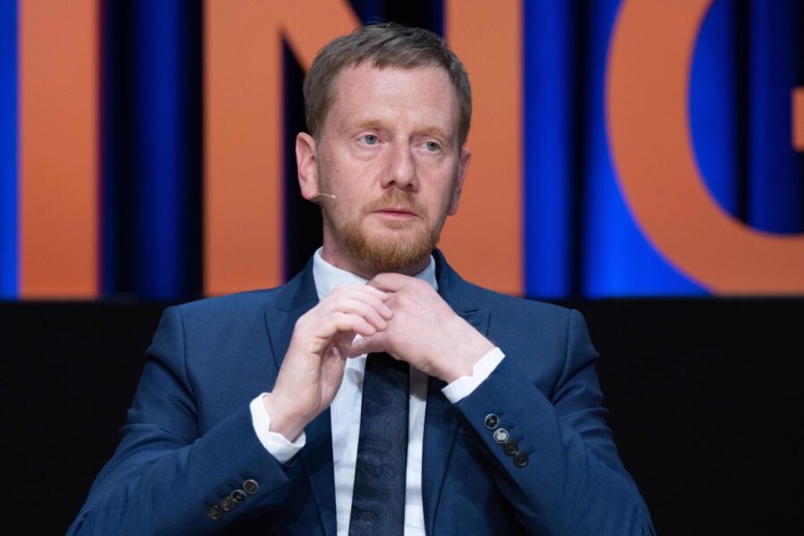 Kretschmer steht nach Asylvorstoß im Kreuzfeuer der Kritik