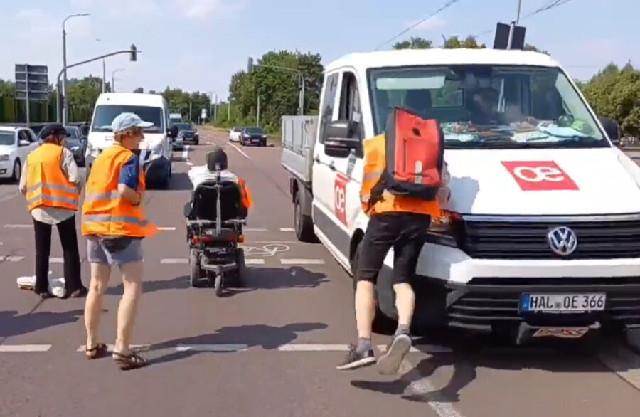 Lkw-Fahrer wehren sich brachial gegen Klimakleber